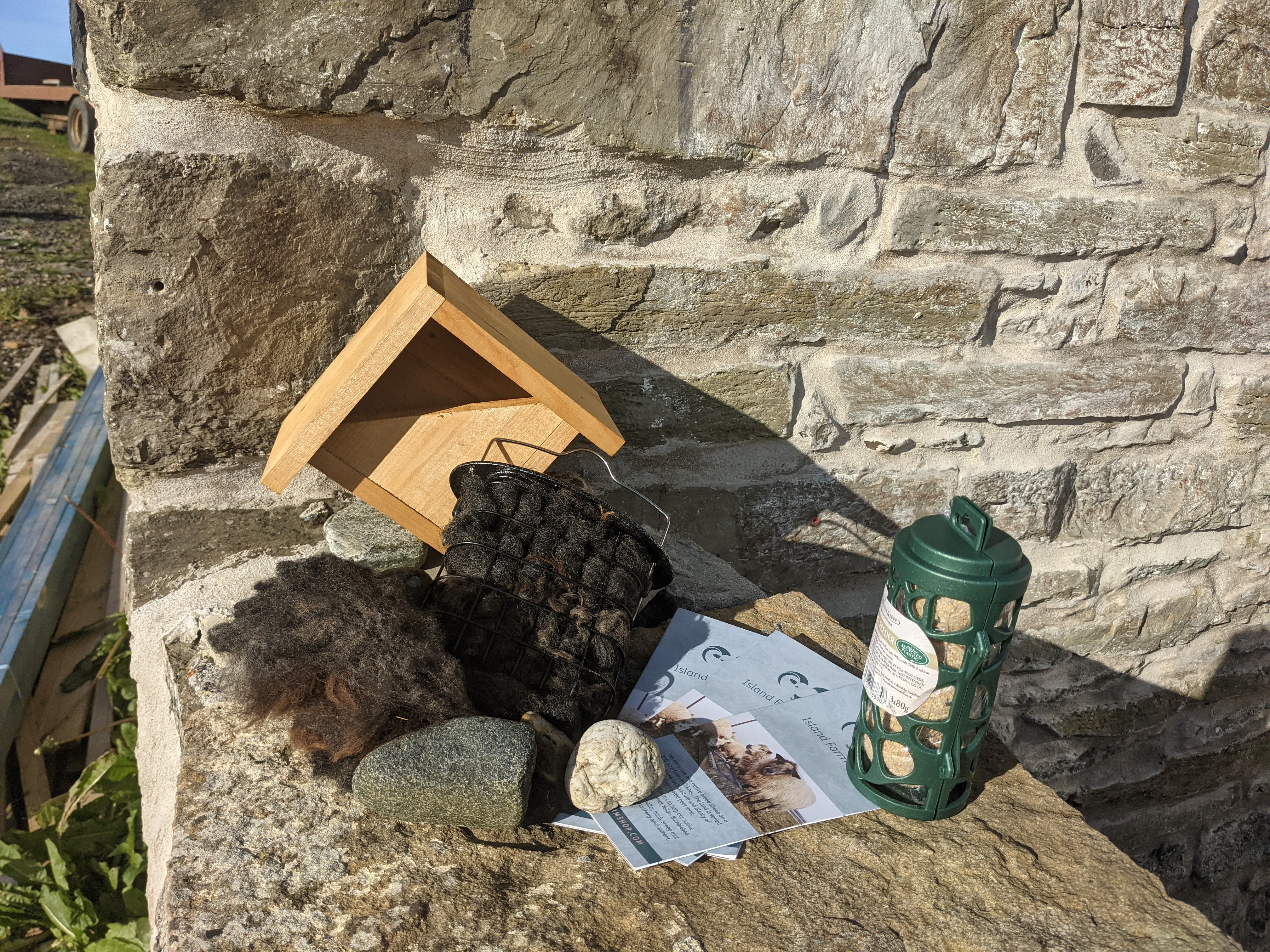 Premium Robin Nesting and Feeding Set – Island Farm Shop